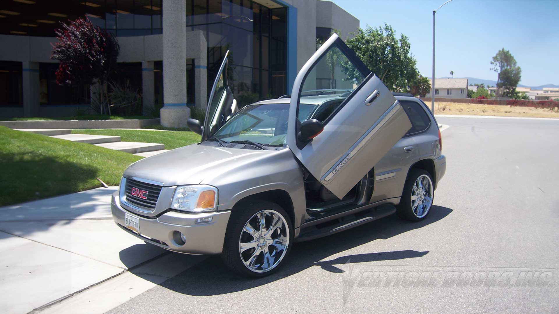 Upgrade Your GMC: Envoy 2002-2009 Vertical Doors Kit – AUTOBUNCH®
