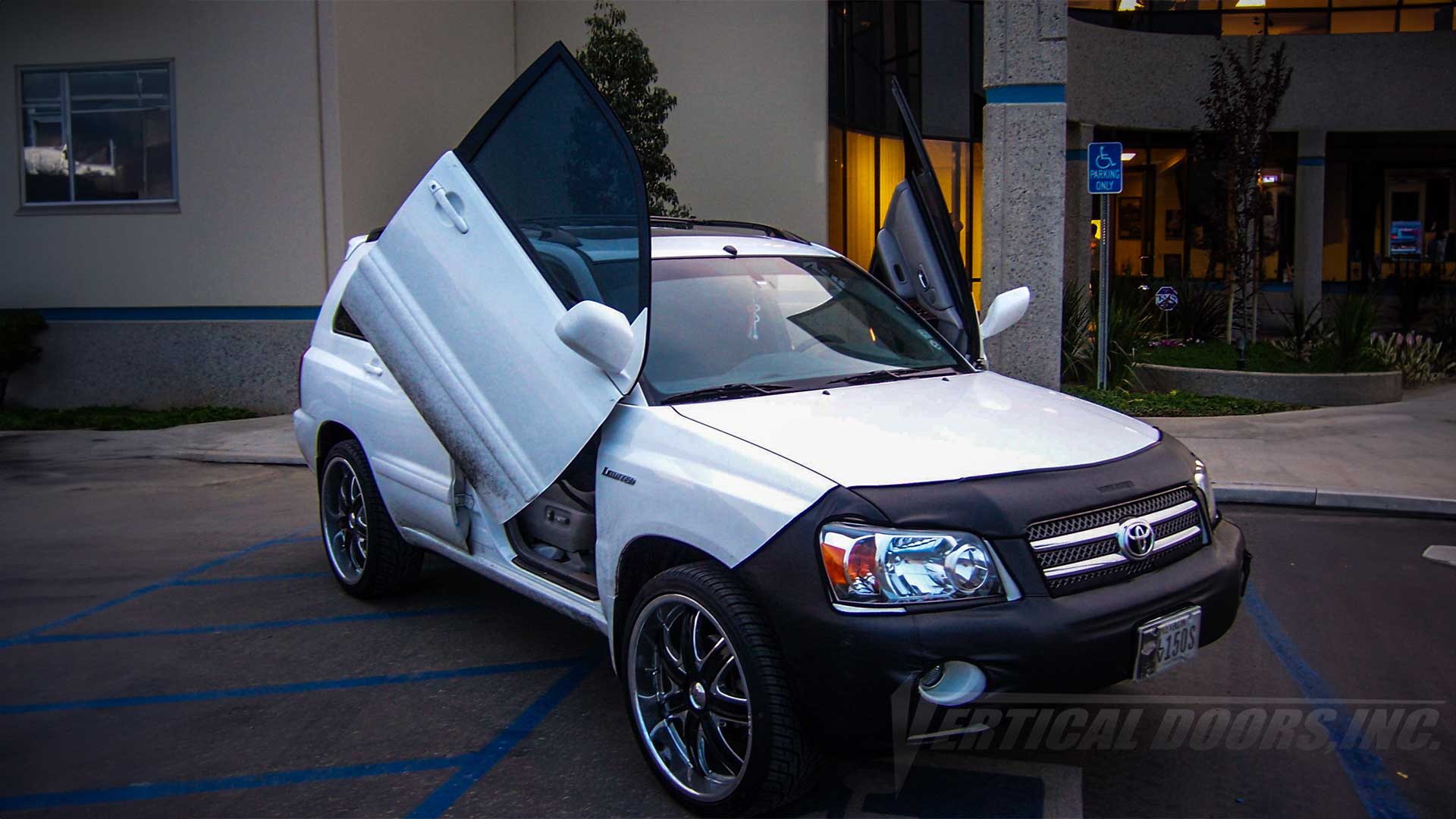 Customize Your Toyota Highlander 2001-2007 with Vertical Doors Kit ...